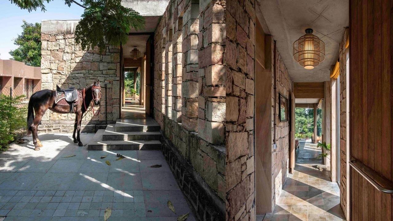 A Stone Home In Ahmedabad For A Weekend. - Arco Unico