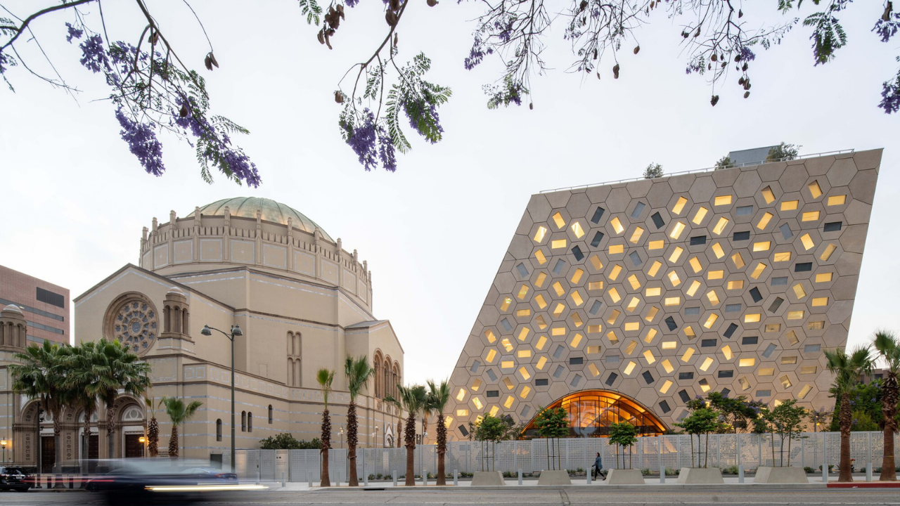 Audrey Irmas Pavilion: The Trapezoidal Form In California - Arco Unico