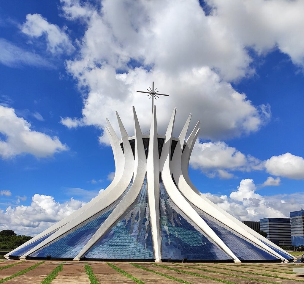 10 Iconic Buildings Around The World - Arco Unico